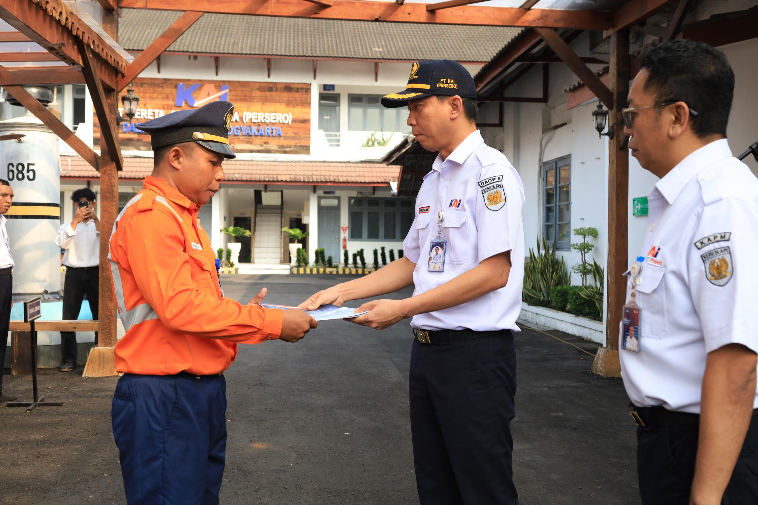 KAI Daop 6 Apresiasi PJL Purwono Prasetyo yang Cegah Potensi Kecelakaan ...